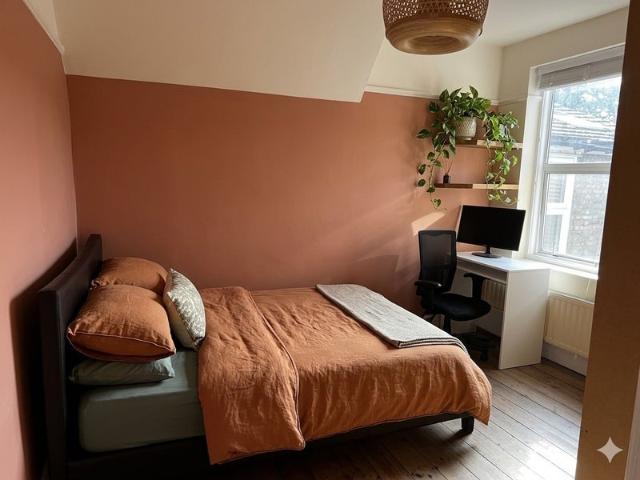 Room at Claude Road, Greater London