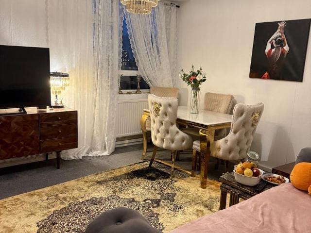 Room at Cleveland Gardens, City of Westminster
