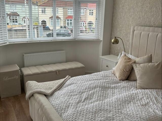 Room at Clinton Road, Bristol
