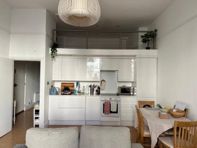 Room at Clifton Gardens, City of Westminster