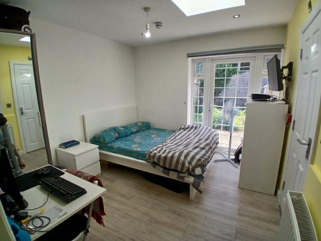 Room at Clifton Road, Slough