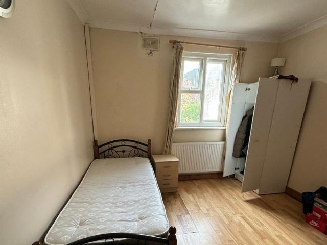 Room at Clifden Road, Greater London
