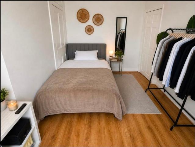 Room at Clifden Road, Greater London