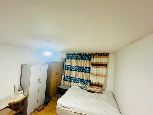 Room at Clover Close, Greater London