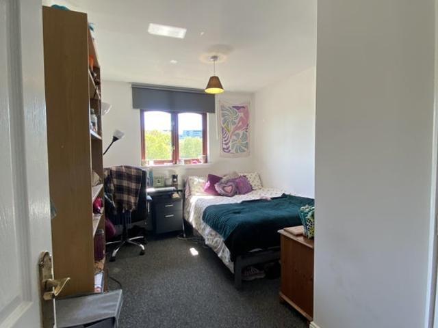 Room at Clydeside Expressway, Glasgow