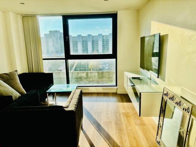 Room at Clydeside Expressway, Glasgow