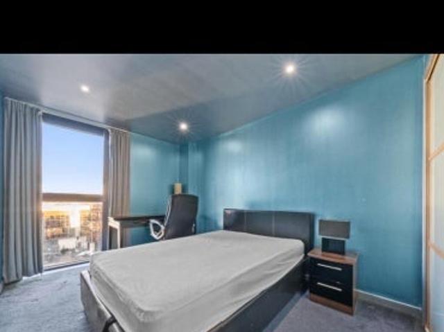 Room at Clydeside Expressway, Glasgow