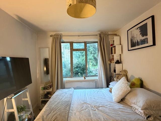 Room at Cook's Road, Greater London