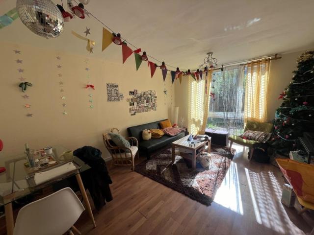 Room at Coopers Lane, Greater London