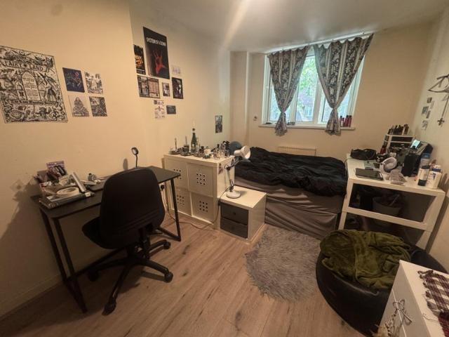 Room at Coopers Lane, Greater London
