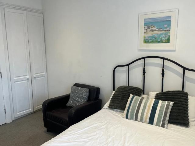 Room at Colonial Road, Slough