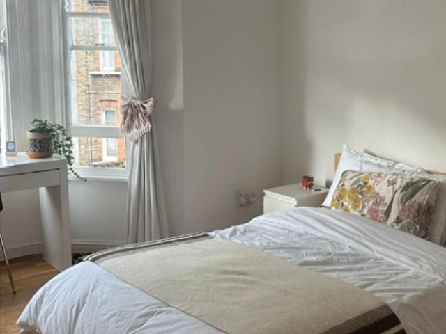 Room at Colonial Road, Slough