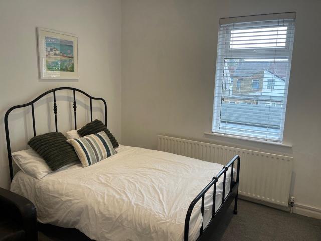 Room at Colonial Road, Slough