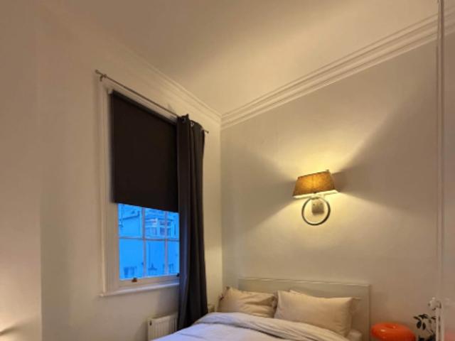 Room at Colonial Road, Slough