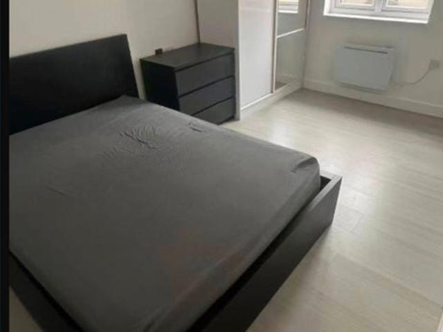 Room at Colonial Road, Slough