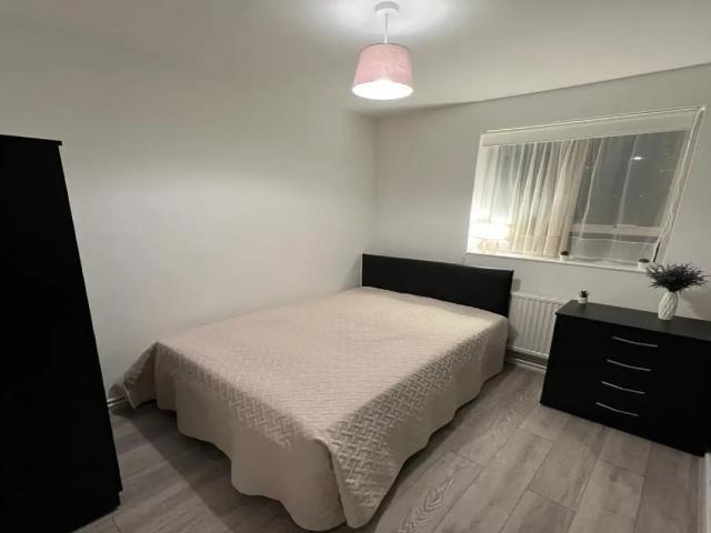Room at Coleby Path, Greater London