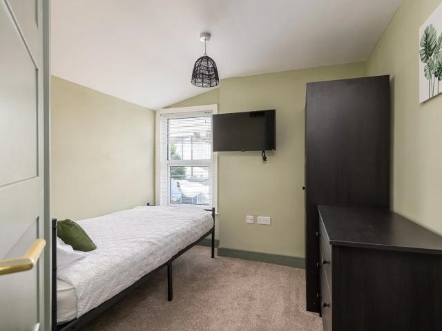 Room at College Avenue, Gillingham