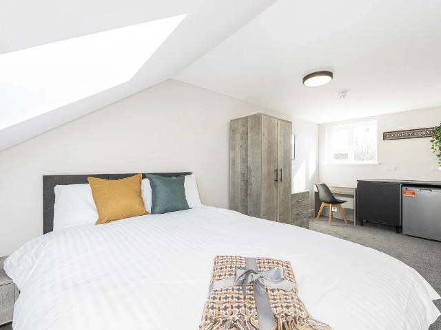 Room at College Avenue, Gillingham