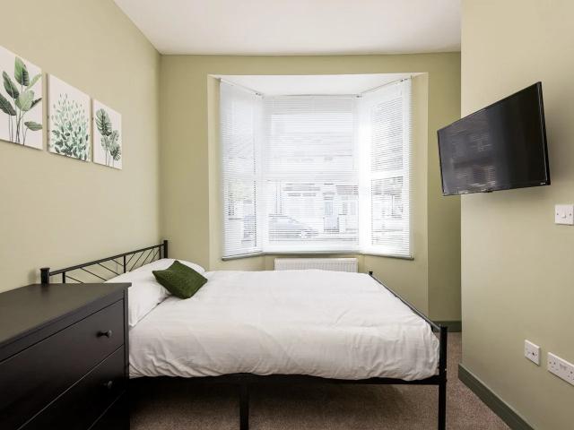 Room at College Avenue, Gillingham