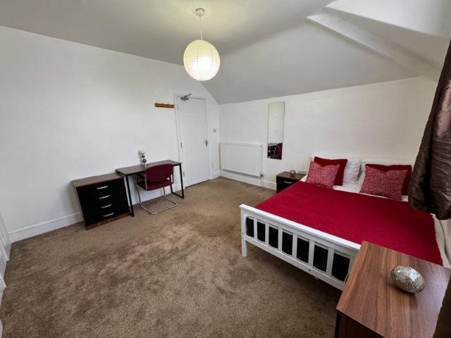 Room at College Avenue, Leicester