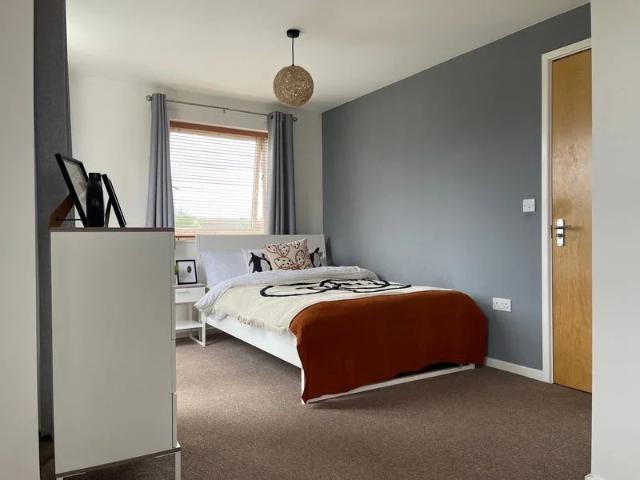 Room at College Park Close, Greater London