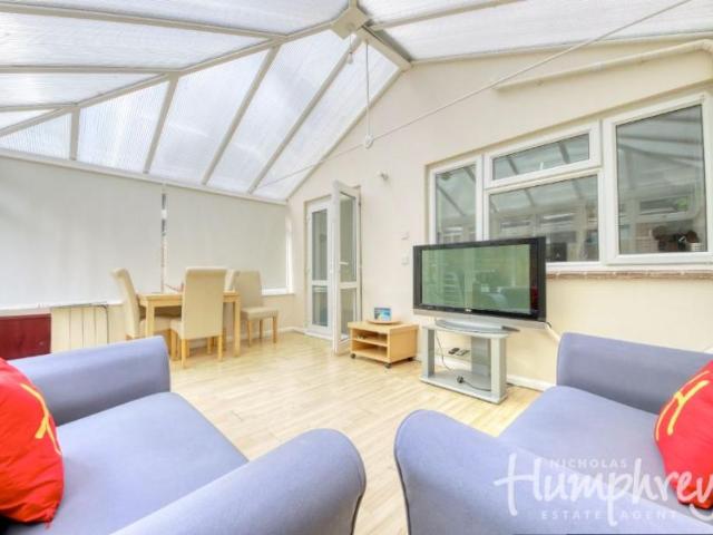 Room at College Road, Canterbury