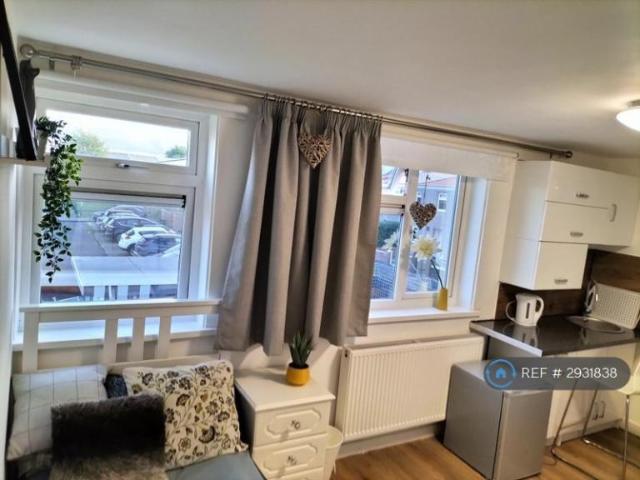 Room at Coltsfoot Path, Greater London