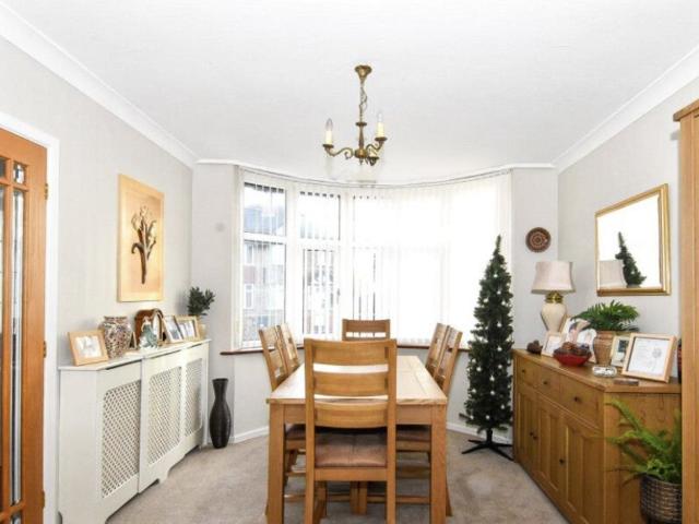 Room at Colwood Gardens, London