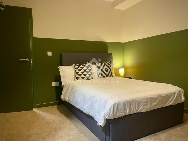 Room at Commercial Avenue, Nottingham