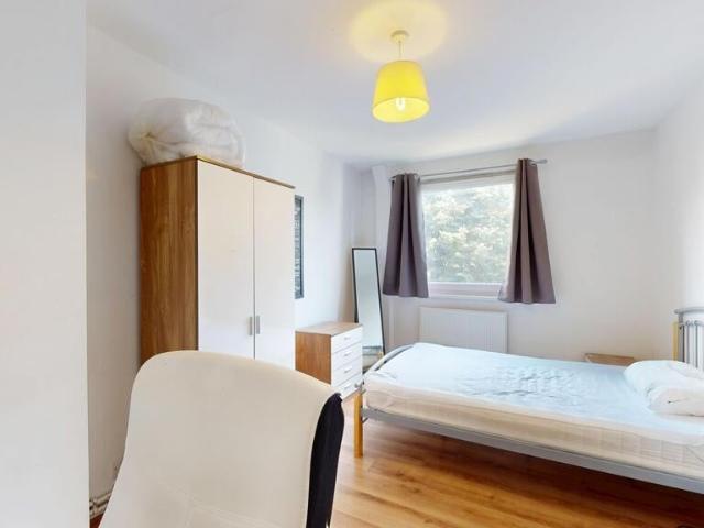 Room at Commercial Road, Greater London