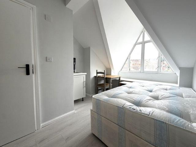 Room at Commercial Road, Swindon