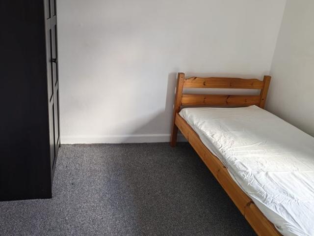 Room at Cossington Road, Bristol