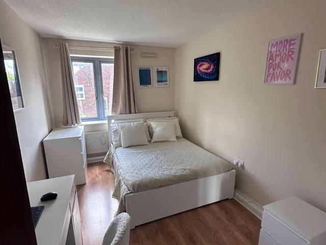 Room at Copenhagen Street, Greater London