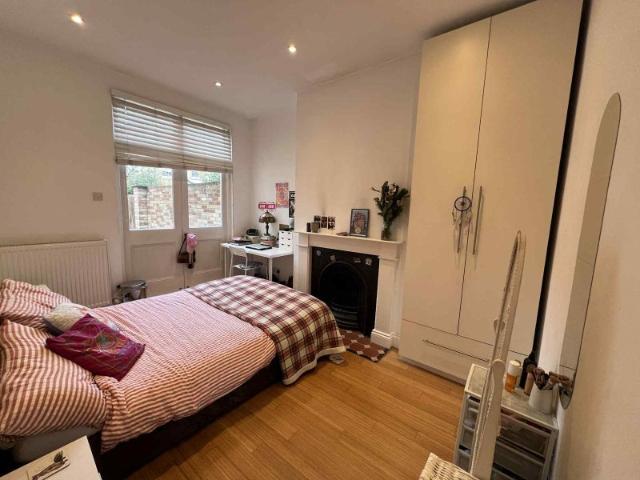 Room at Cornwall Avenue, Greater London