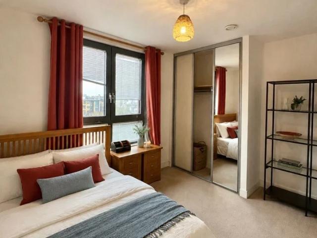 Room at Corbett's Lane, Greater London