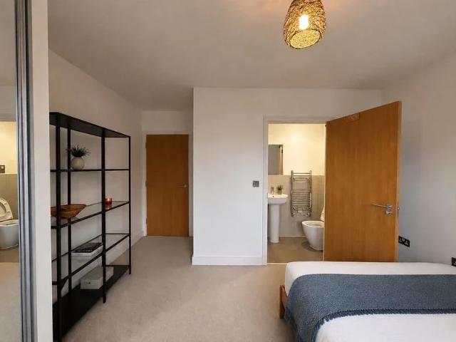 Room at Corbett's Lane, Greater London