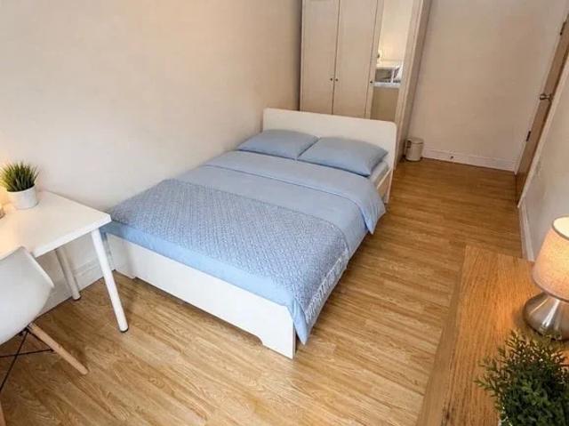 Room at Court Street, Greater London