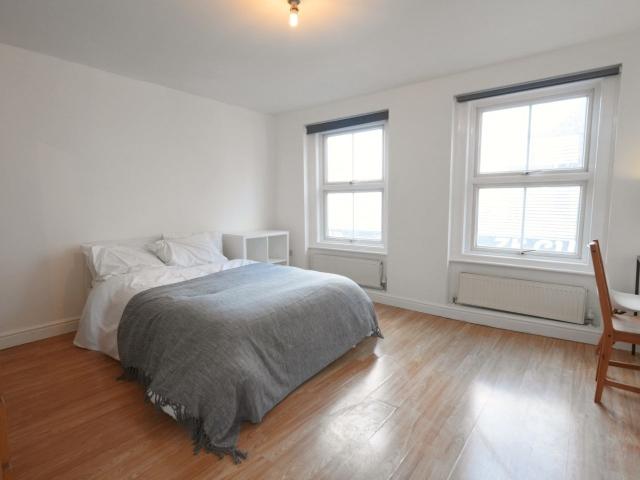 Room at Court Street, Greater London