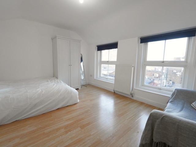 Room at Court Street, Greater London
