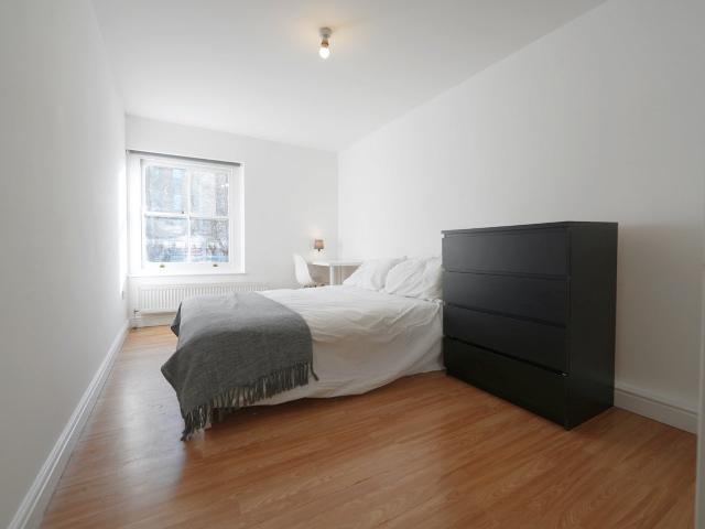 Room at Court Street, Greater London