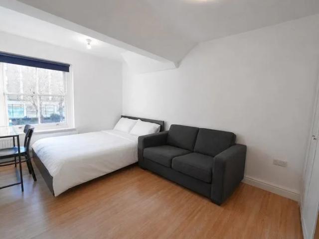 Room at Court Street, Greater London