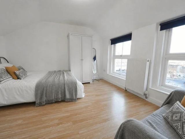 Room at Court Street, Greater London