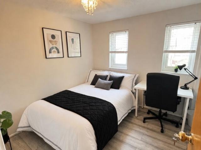 Room at Coventry Close, Greater London