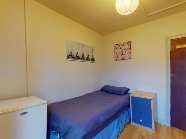Room at Cranhurst Road, Greater London