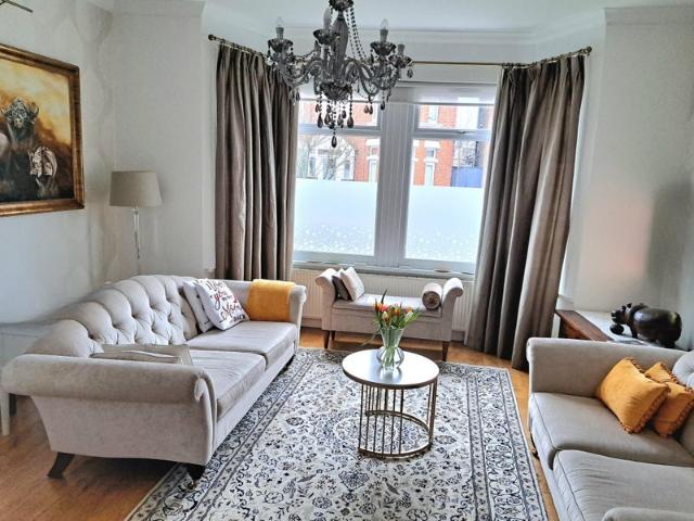 Room at Craven Avenue, Greater London