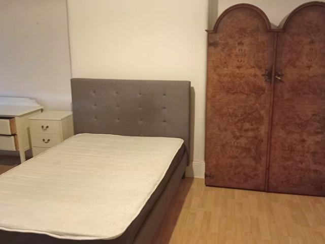 Room at Cremorne Road, Greater London