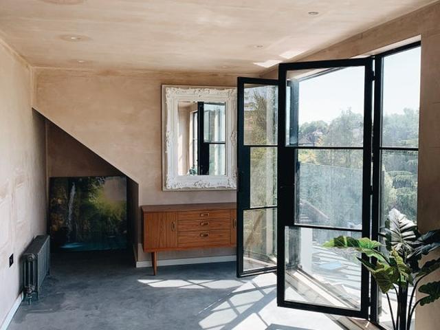 Room at Creighton Avenue, Greater London
