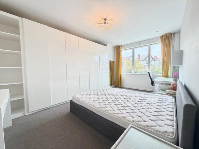Room at Creighton Avenue, Greater London