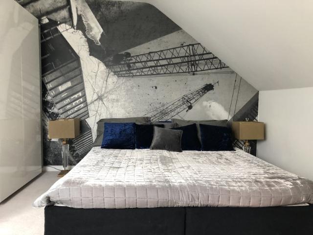 Room at Creighton Avenue, Greater London