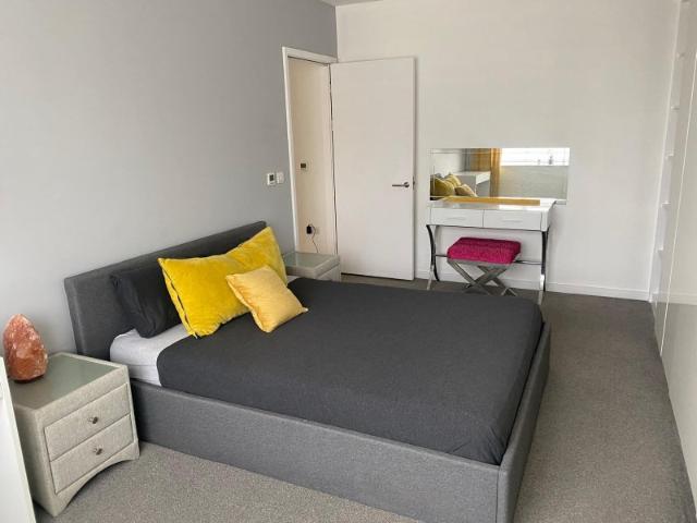 Room at Creighton Avenue, Greater London